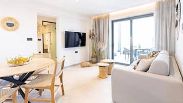 Maisonette with Sea View | Sala de estar | Smart TV de 43 polegadas com canais digitais, Netflix