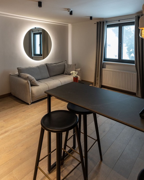 Bright One-bedroom Suite For Up To 4 Guests Featuring A Separate Bedroom - Bad Gastein