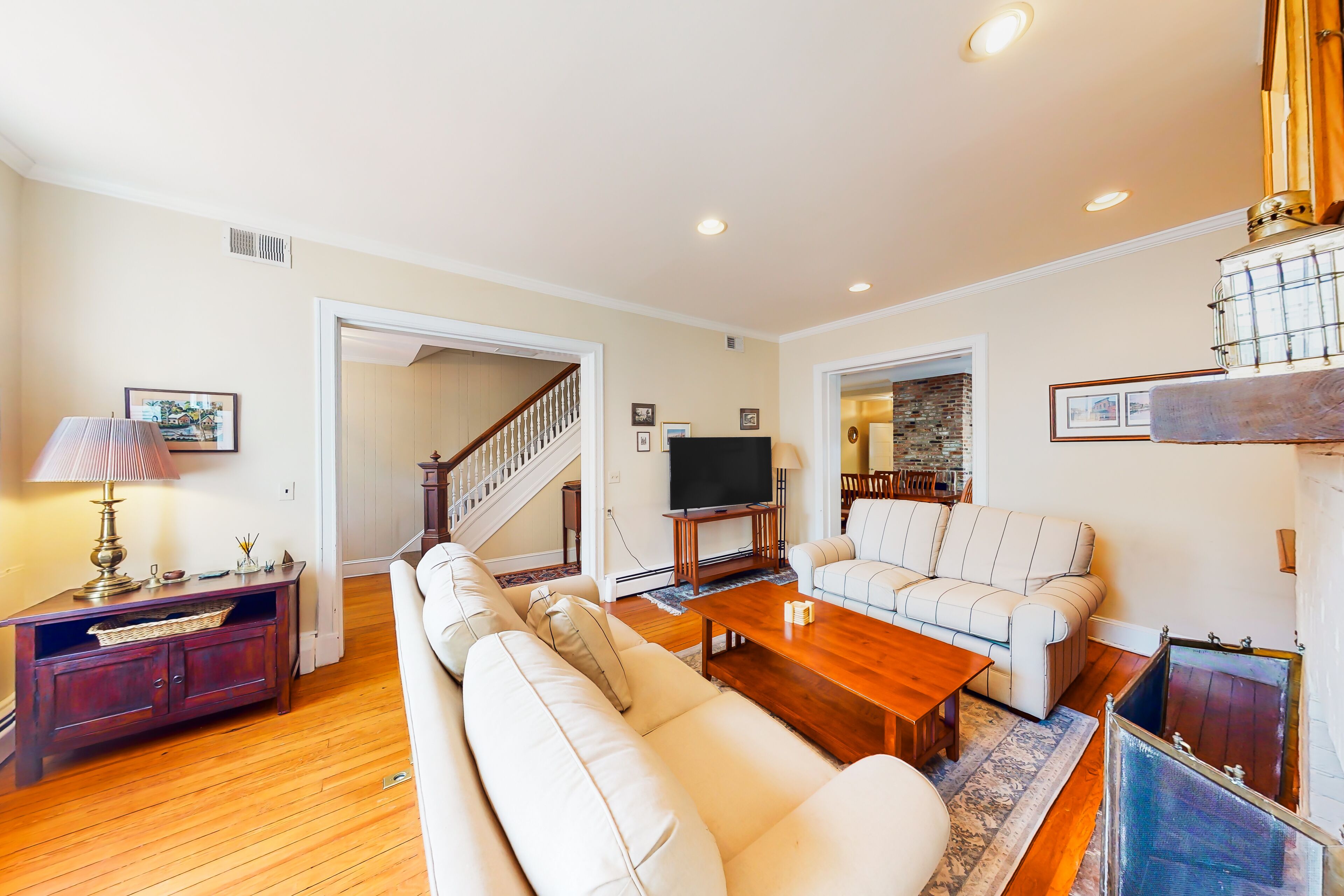 Historic Downtown Townhome With Brick Courtyard, Sunroom & Parking - Annapolis, MD