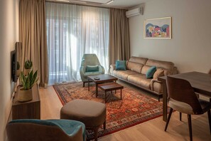 Apartamento de Luxo, Vista para a cidade | Sala de estar | Televisor de ecrã plano de 50 polegadas com canais por cabo 