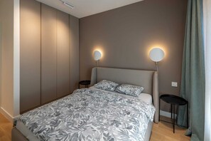 Apartamento de Luxo, Vista para a cidade | Secretária, secretária adequada para computadores portáteis 