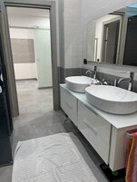 Um polibã, um chuveiro fixo, artigos de higiene ecológicos 