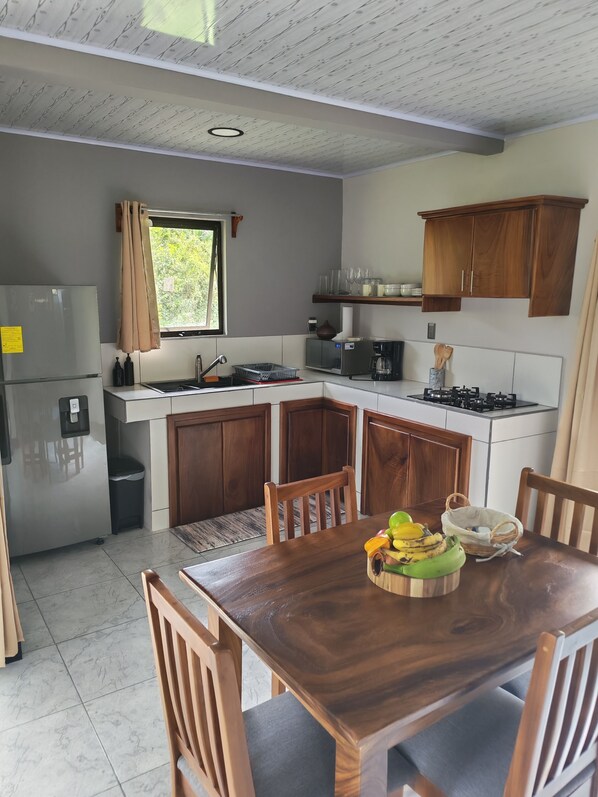 Uma cozinha moderna com fogão embutido, geladeira e armários de madeira.