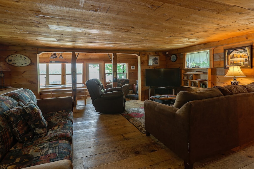 Waterfront Victoria Cottage,kayaks,paddle Board And Canoe Included, Dogs Welcome - Old Town, ME
