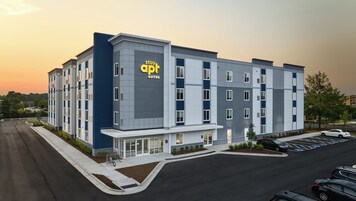 Um edifício moderno de hotel com uma placa que diz 'stay apt suites'.