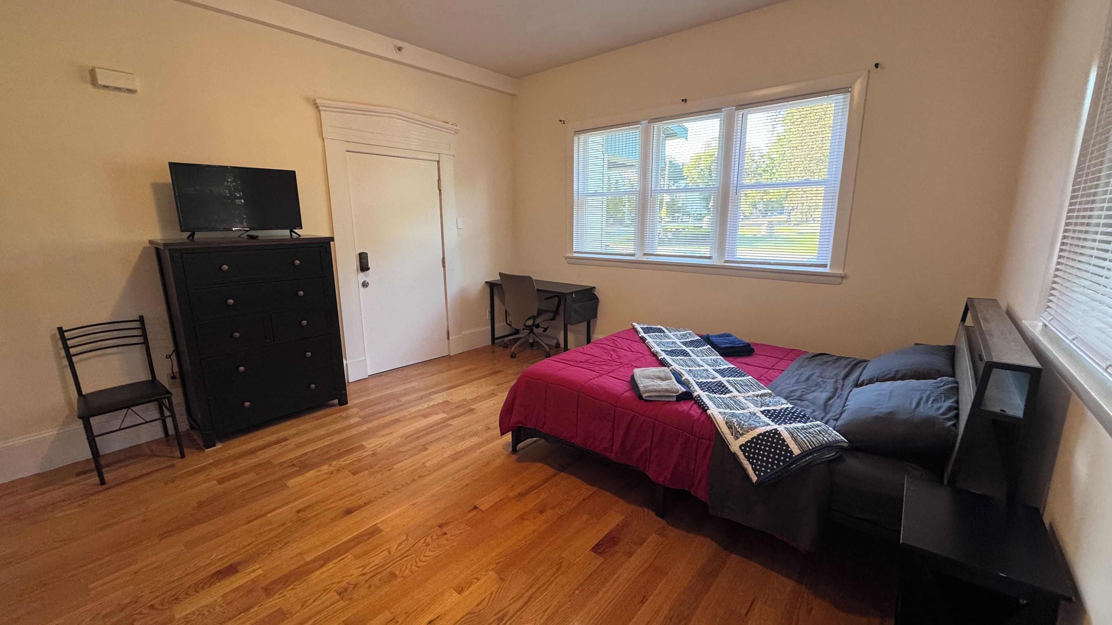 Updated 1br Apt, 1st Floor, Near T, Free Parking - Malden, MA