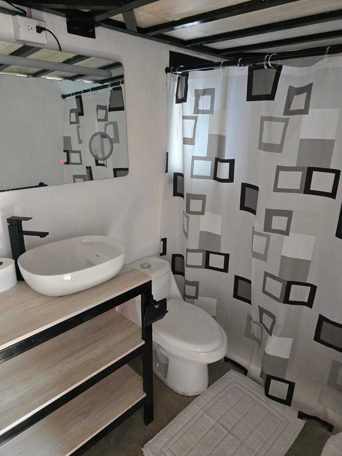Quarto Quádruplo Deluxe, casa de banho privativa | Casa de banho | Artigos de higiene pessoal grátis, toalhas fornecidas, sabão, champô 