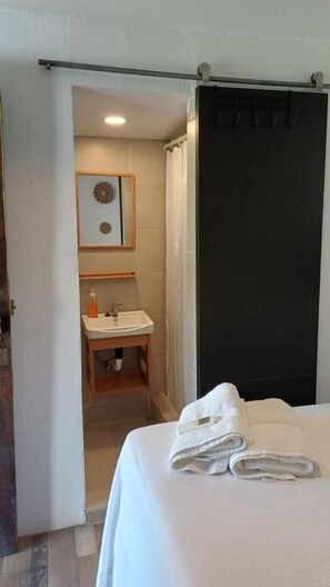Quarto Duplo Deluxe, ar condicionado, vista para o jardim | Cortinas/cortinados opacos, Wi-fi grátis, roupa de cama fornecida 