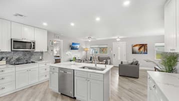 Casa (3 Bedrooms) | Cozinha privada | Um frigorífico, um micro-ondas, um forno, uma placa de cozinha