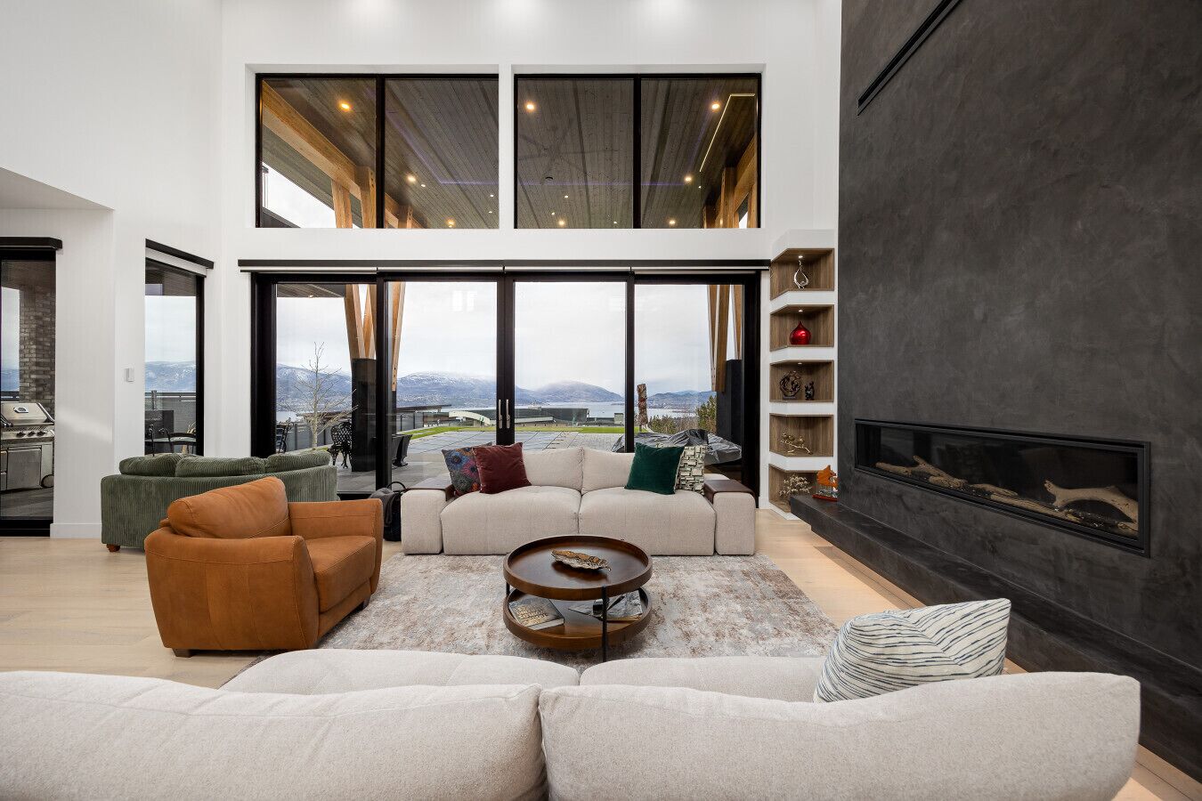 Kelowna Retreat | Pool, Views, 5 Ensuites - Kelowna