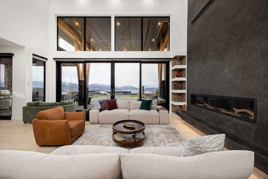 Kelowna Retreat | Pool, Views, 5 Ensuites - Kelowna