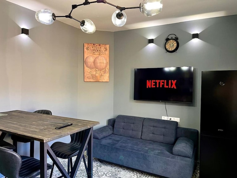 Bright & Spacious With Balcony | Walk To Colonnade - Karlovy Vary