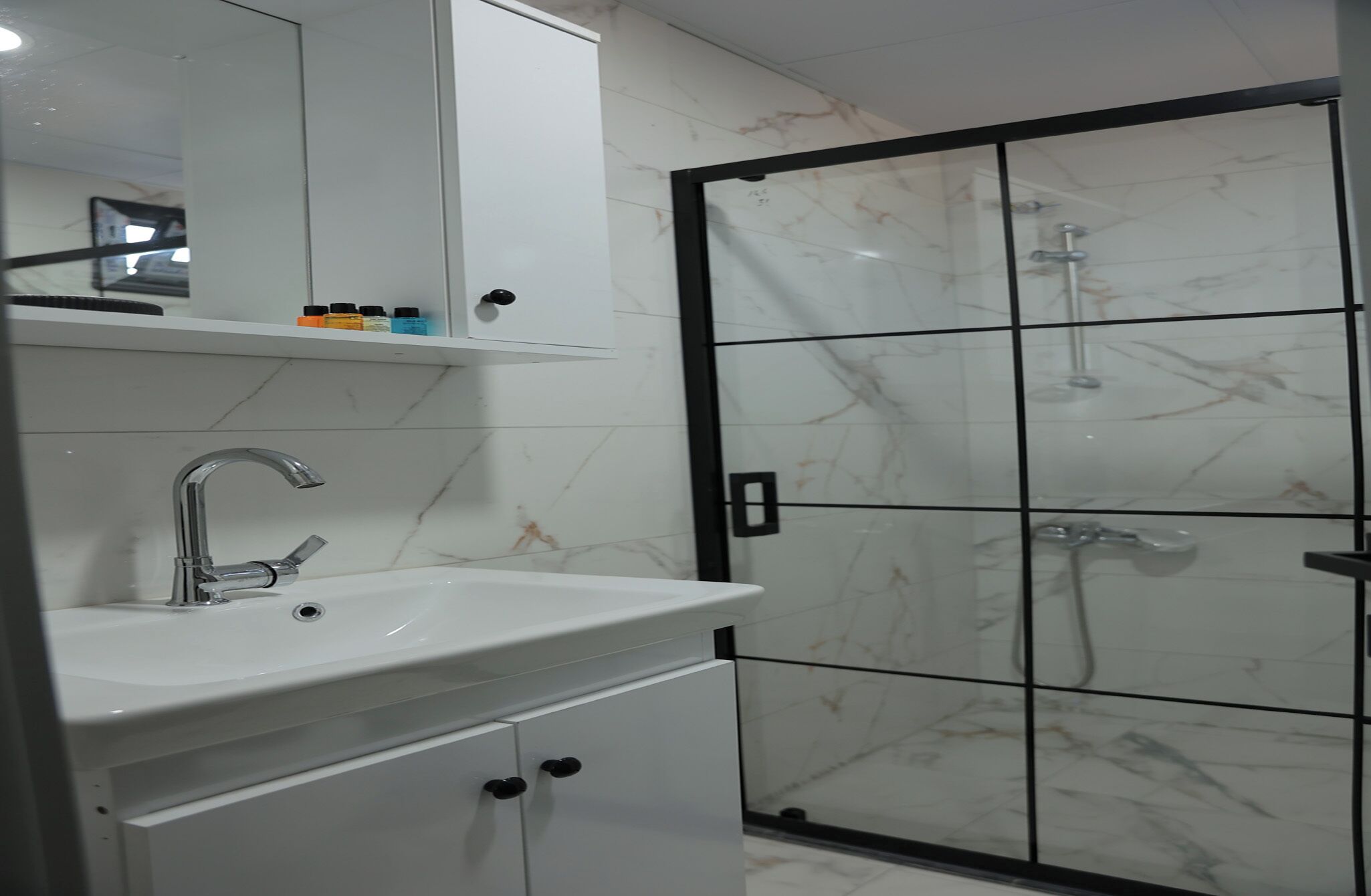 Suite, Balcony, Sea View | Casa de banho | Um polibã, um secador de cabelo, toalhas fornecidas, sabão 
