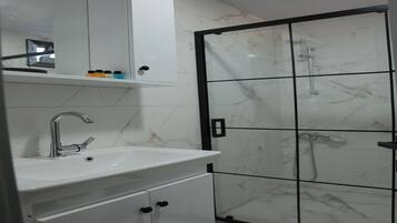 Suite, Balcony, Sea View | Casa de banho | Um polibã, um secador de cabelo, toalhas fornecidas, sabão