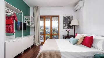 Apartamento design, sacada, vista para a cidade | Área de estar | TV de tela plana 40 polegadas com canais digitais