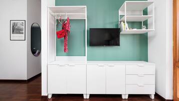 Apartamento design, sacada, vista para a cidade | Área de estar | TV de tela plana 40 polegadas com canais digitais