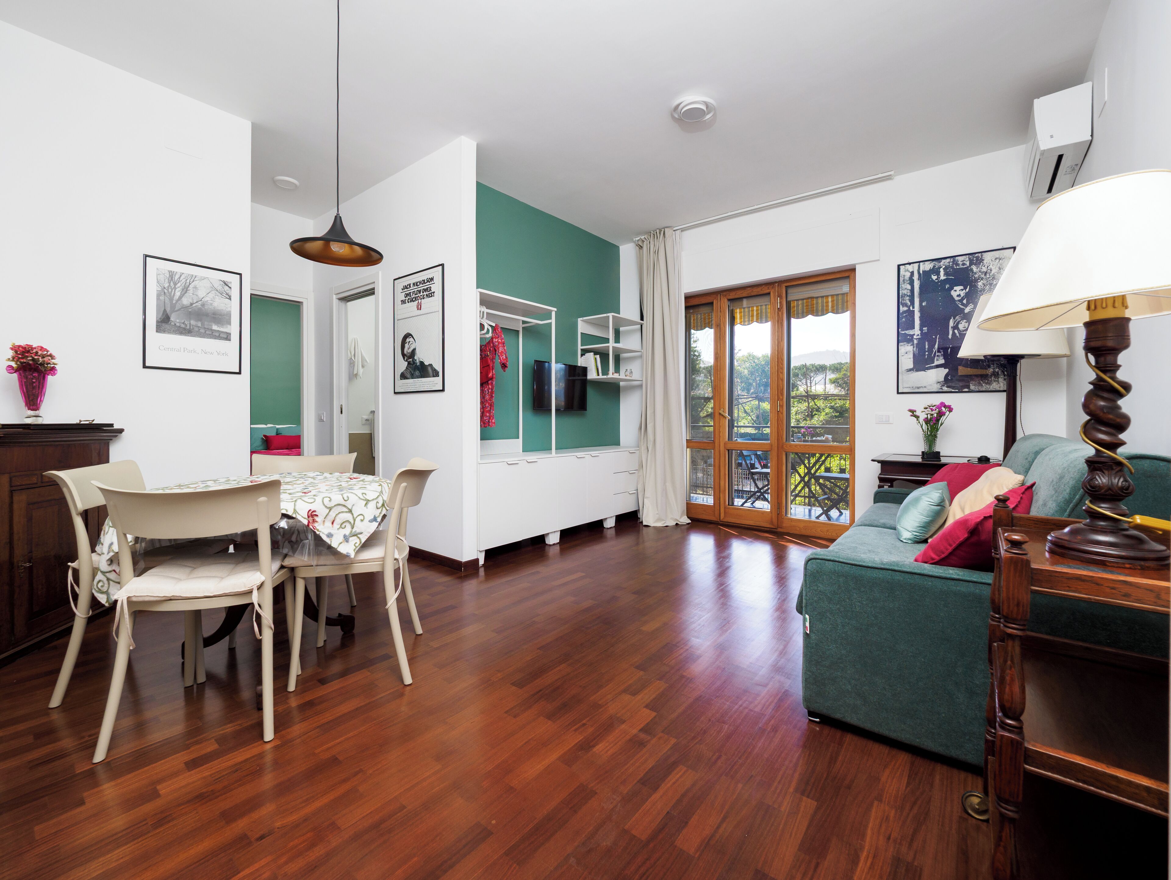 Apartamento design, sacada, vista para a cidade | Área de estar | TV de tela plana 40 polegadas com canais digitais