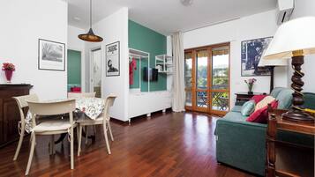 Apartamento design, sacada, vista para a cidade | Área de estar | TV de tela plana 40 polegadas com canais digitais