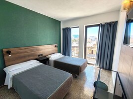 Quarto duplo, sacada, vista para a cidade | Cofres nos quartos, escrivaninha, Wi-Fi de cortesia