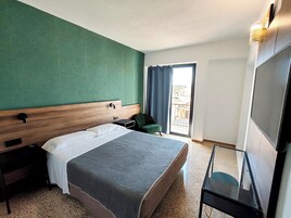 Quarto casal, sacada, vista para a cidade | Cofres nos quartos, escrivaninha, Wi-Fi de cortesia
