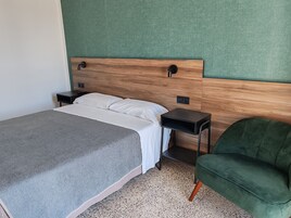 Quarto casal, sacada, vista para a cidade | Cofres nos quartos, escrivaninha, Wi-Fi de cortesia