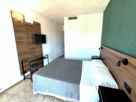 Quarto casal, sacada, vista para a cidade | Cofres nos quartos, escrivaninha, Wi-Fi de cortesia