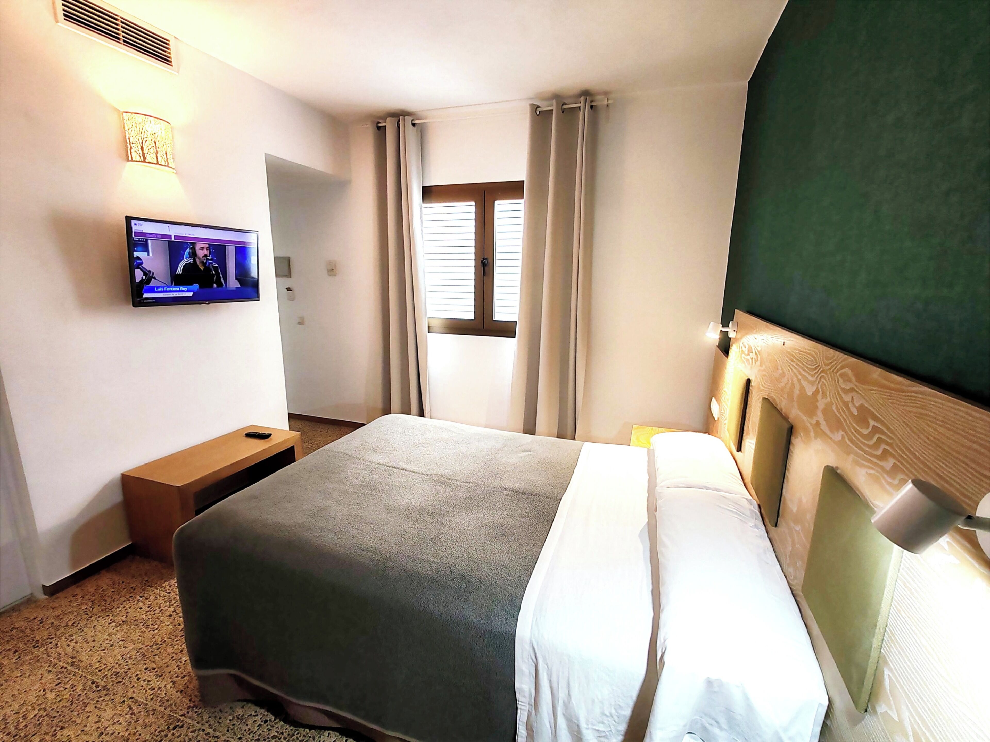 Quarto econômico | Cofres nos quartos, escrivaninha, Wi-Fi de cortesia