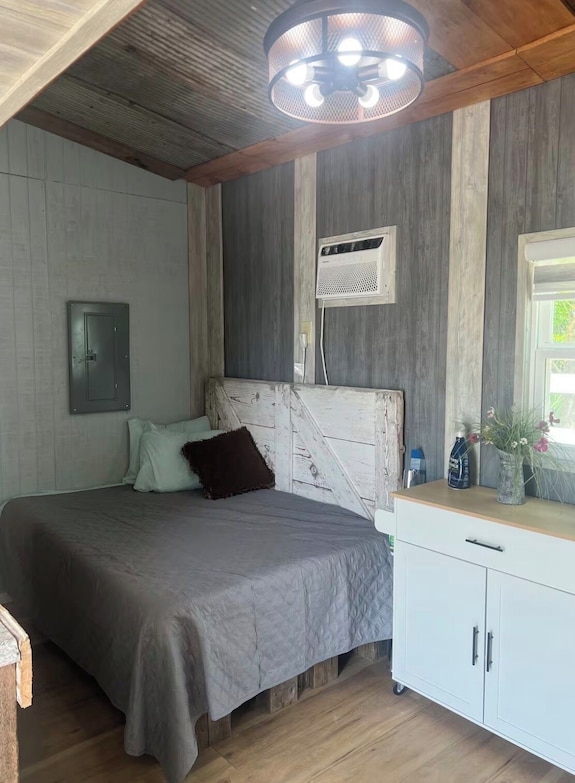 Cozy Tiny Cabin 1 Mile From Long Branch State Parks Marina, Beach & Boat Ramp - Macon, MO