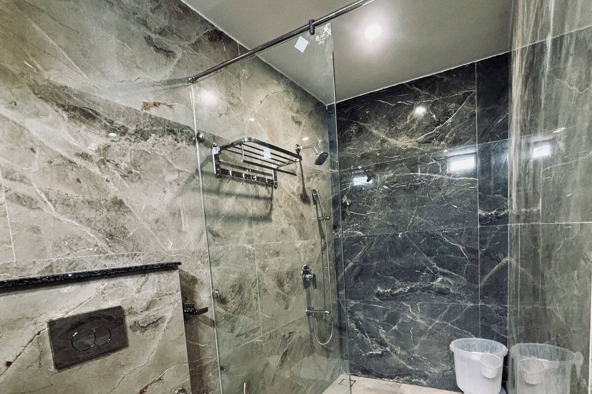 Um polibã, chinelos, toalhas fornecidas, sabão