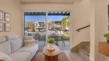Villa Deluxe, vista parcial para o oceano | Sala de estar | Smart TV