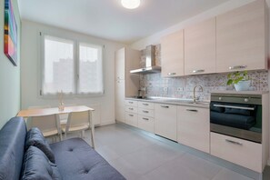 Apartamento (West Side) | Sala de estar | Televisor de ecrã plano de 45 polegadas com canais digitais 