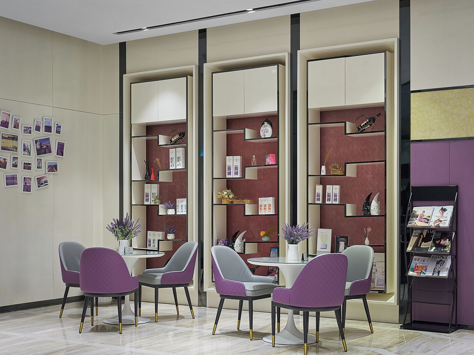 Um interior moderno com uma mesa redonda e quatro cadeiras, uma estante com diversos objetos e uma parede com fotografias.