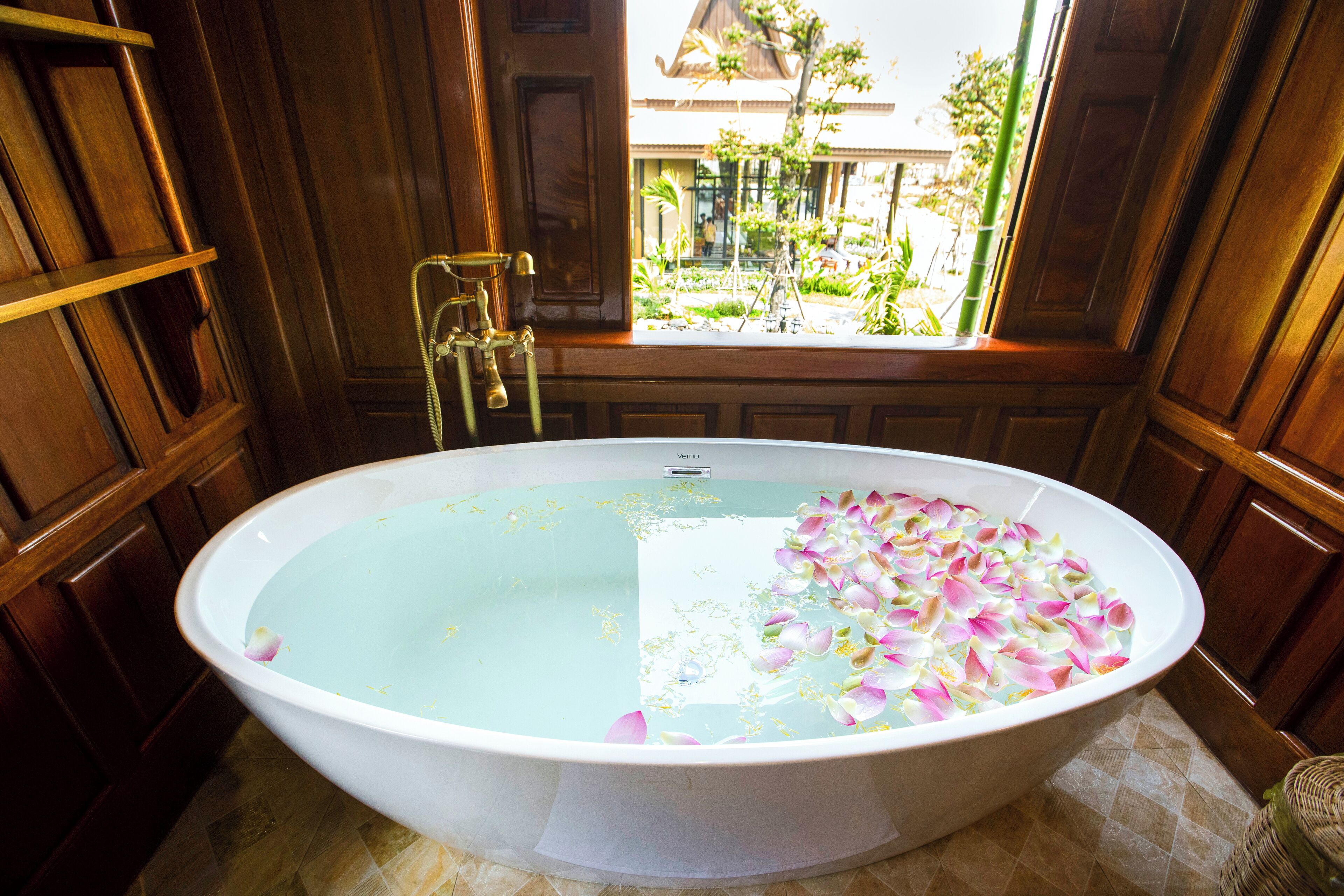 Casa na Árvore Tradicional, varanda, vista para o jardim | Casa de banho | Um polibã e uma banheira separados, chinelos, toalhas fornecidas, sabão 