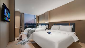 Quarto duplo premier, vista para a cidade | Escrivaninha, espaço de trabalho para notebook, cortinas blackout