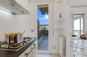 Um frigorífico, um forno, uma placa de cozinha 