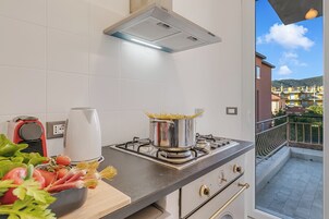 Um frigorífico, um forno, uma placa de cozinha 