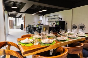 Um micro-ondas, um forno, uma placa de cozinha, utensílios de cozinha 