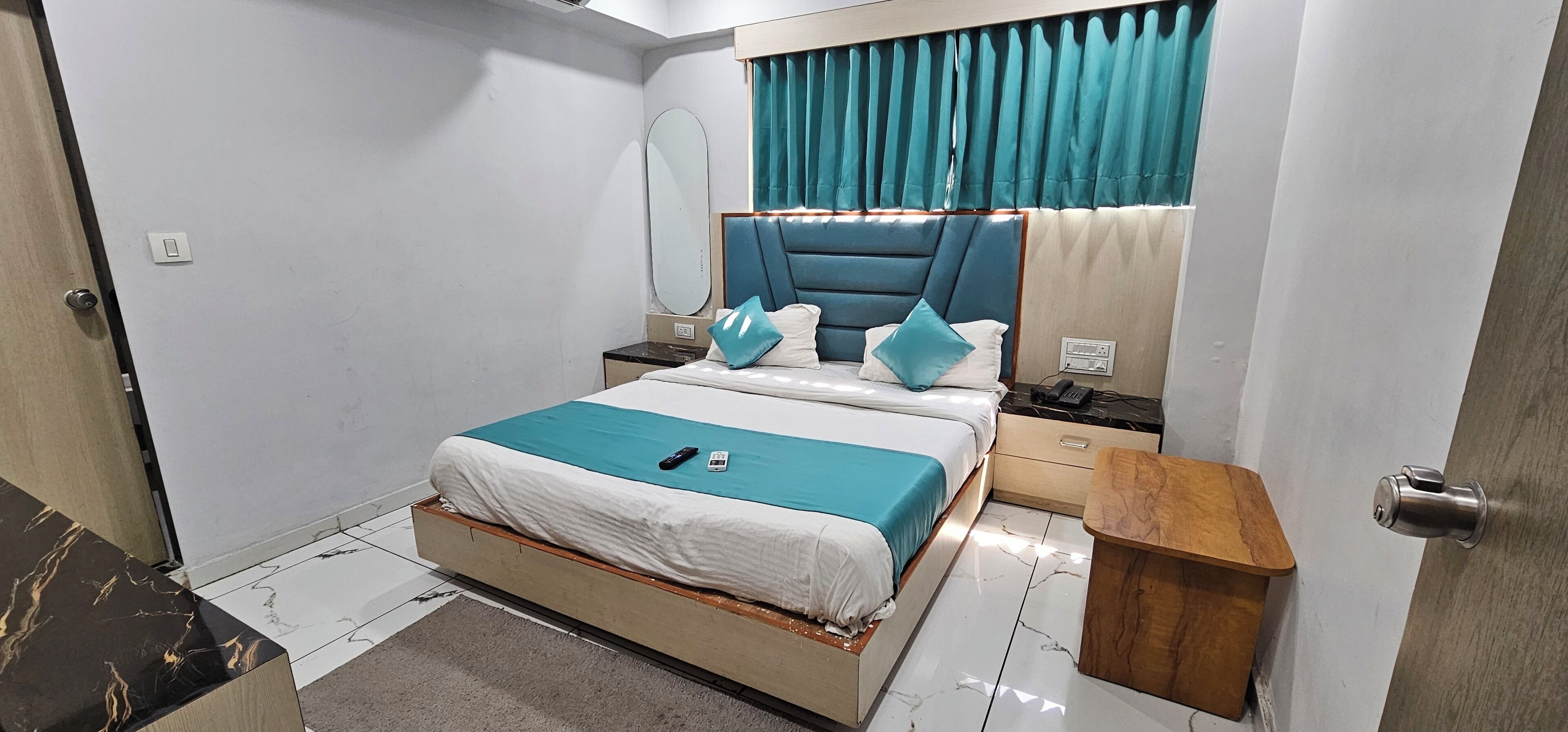 Quarto casal luxo, vista para a cidade | Escrivaninha, espaço de trabalho para notebook