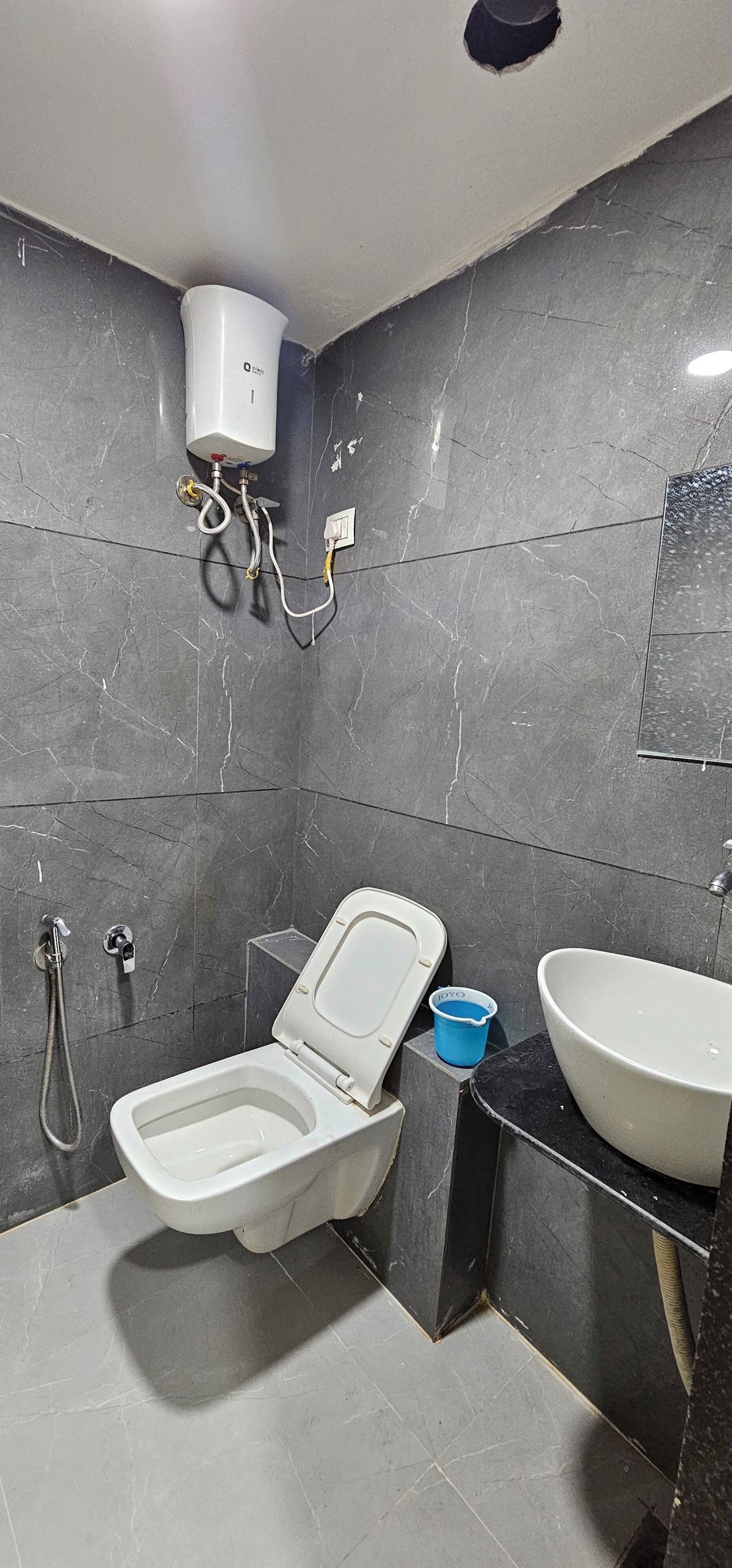 Quarto Duplo Deluxe, Vista para a cidade | Casa de banho | Artigos de higiene pessoal grátis, chinelos, toalhas fornecidas, sabão 