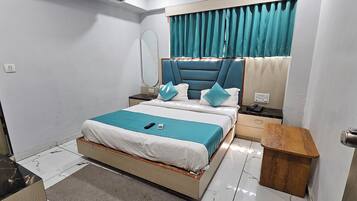 Quarto Duplo Deluxe, Vista para a cidade | Secretária, secretária adequada para computadores portáteis