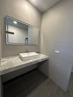 Estúdio, 1 cama King, para não fumantes, vista para o jardim | Banheiro | Chuveiro, secador de cabelo, toalhas de banho, sabonete