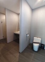 Estúdio, 1 cama King, para não fumantes, vista para o jardim | Banheiro | Chuveiro, secador de cabelo, toalhas de banho, sabonete