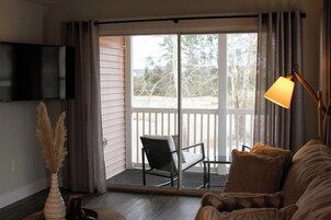 Casa, varanda, vista para o pátio | Sala de estar