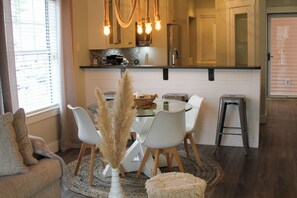 Casa, varanda, vista para o pátio | Interior