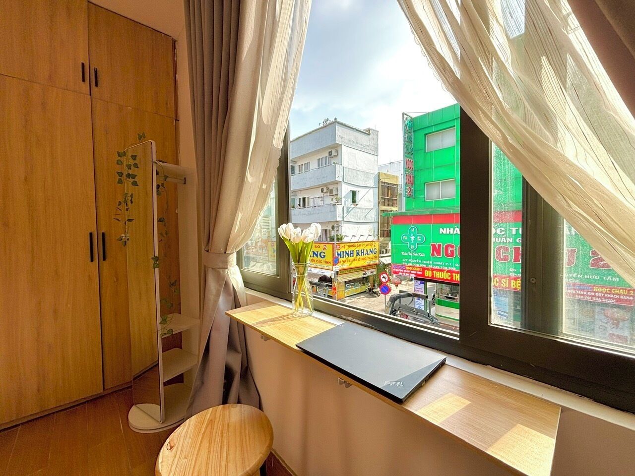 Quarto Júnior, Vista para a cidade | Secretária, secretária adequada para computadores portáteis 