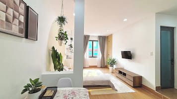 Estúdio Deluxe, Vista para a cidade | Secretária, secretária adequada para computadores portáteis