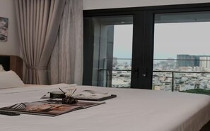 Apartamento de Luxo, 2 quartos, cozinha, Vista para a cidade | Minibar grátis, secretária 