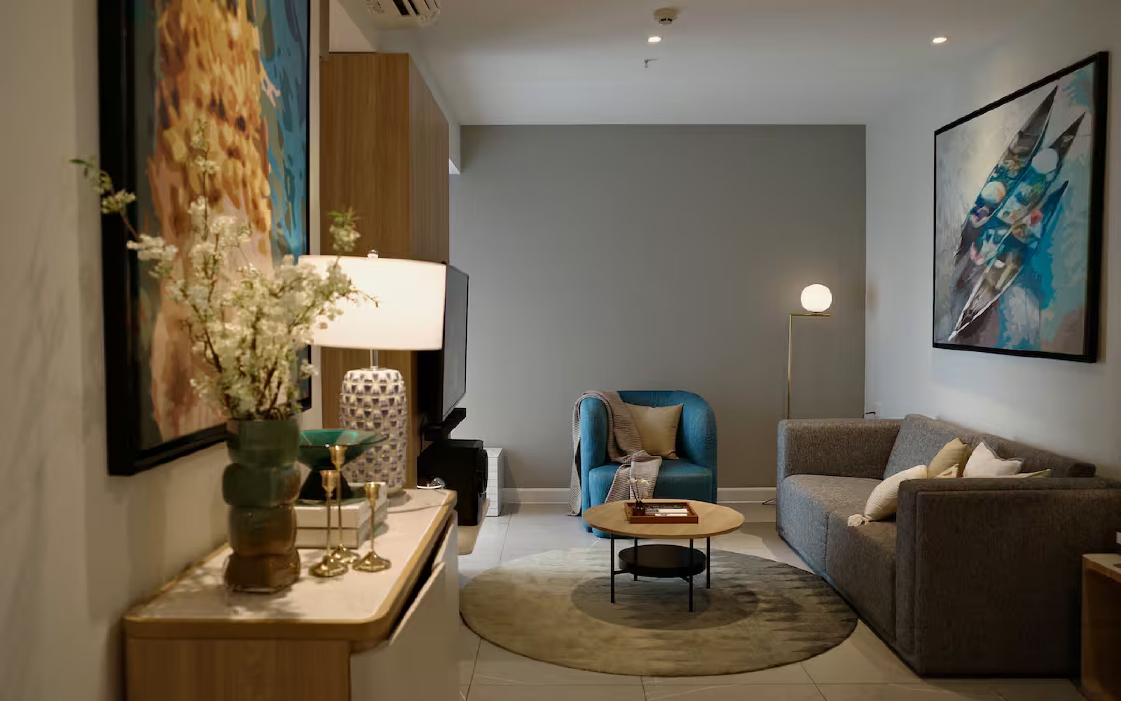 Apartamento de Luxo, 2 quartos, cozinha, Vista para a cidade | Sala de estar | Smart TV de 55 polegadas com canais digitais 