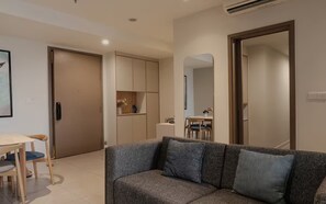 Apartamento de Luxo, 2 quartos, cozinha, Vista para a cidade | Sala de estar | Smart TV de 55 polegadas com canais digitais 