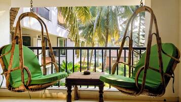 Apartamento, 1 quarto, cozinha, vista para o jardim | Vista da sacada